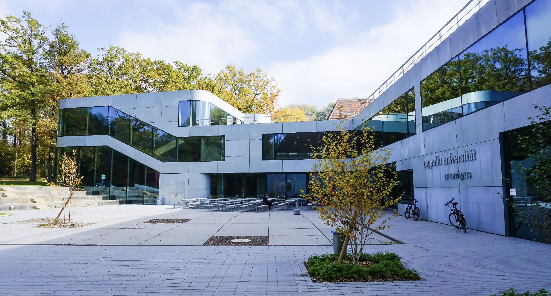 ZU Scholarship undergraduate & graduate Programs | Zeppelin University